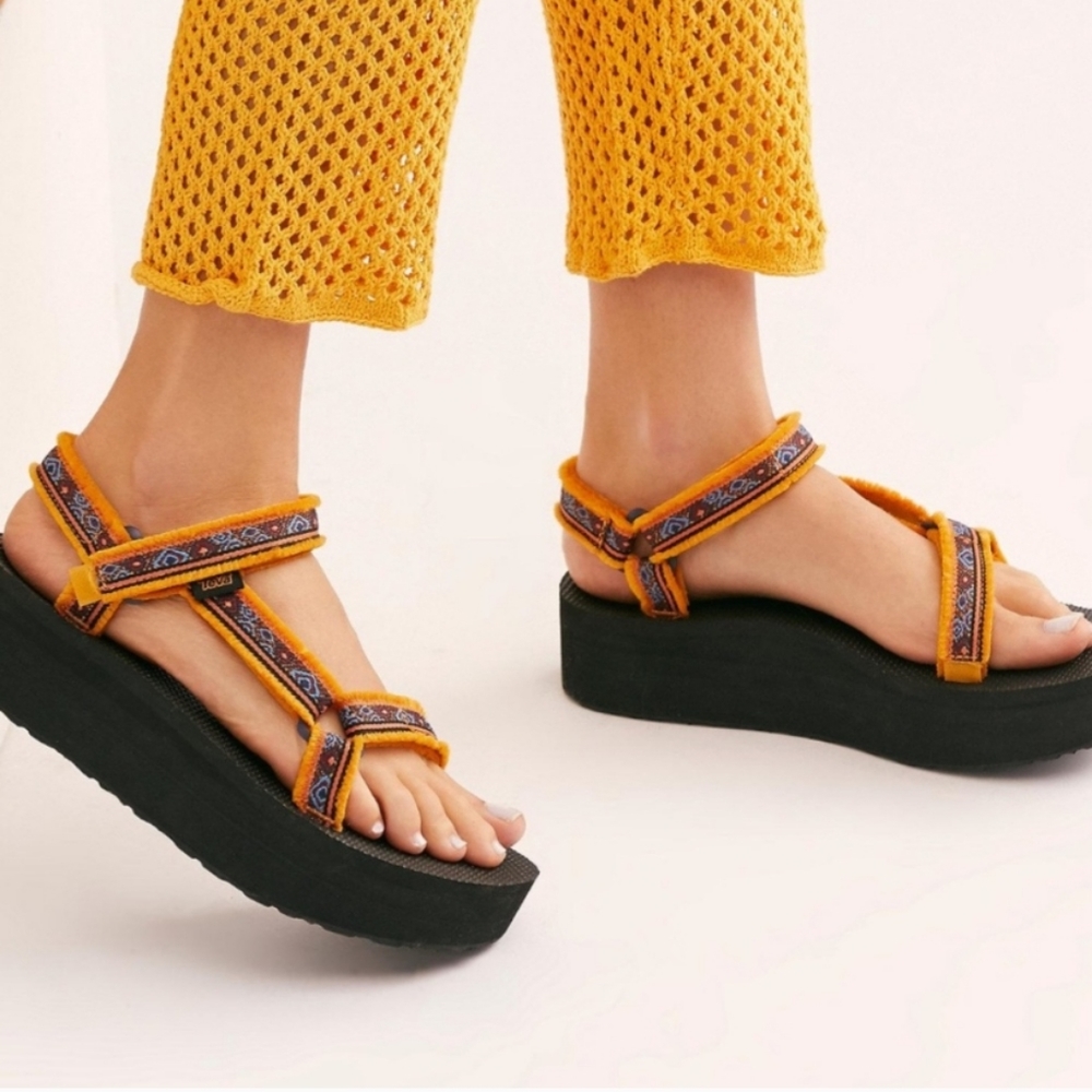 Teva Flatform Universal Sandals Euc - Gem